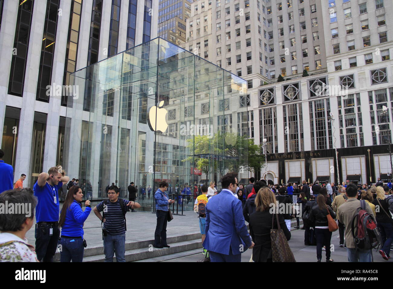 Line of people waiting outside of the Fifth Avenue Apple Store to ...