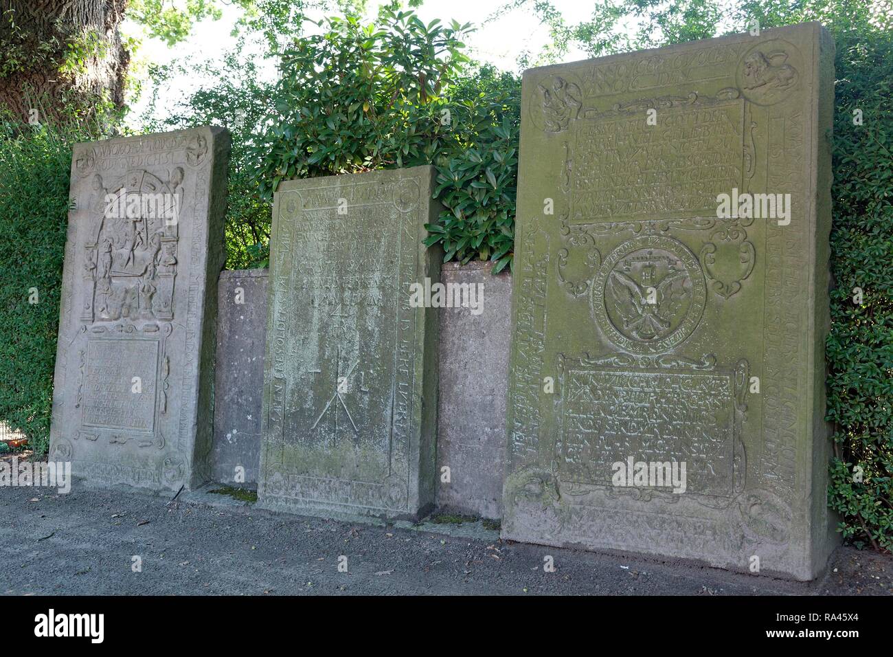 Old sandstone gravestone hi-res stock photography and images - Alamy