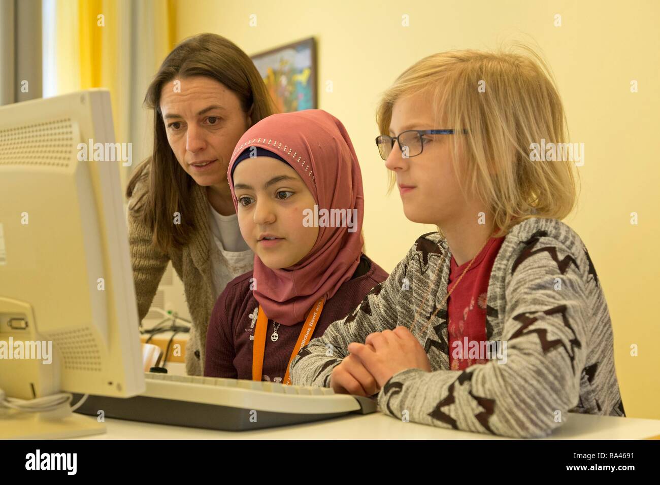 Computers school girls hi-res stock photography and images - Alamy