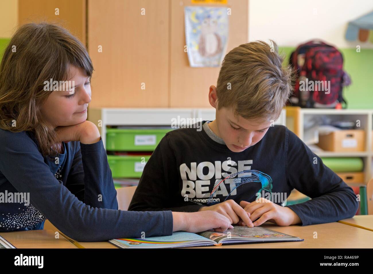 Children reading classroom hi-res stock photography and images - Alamy