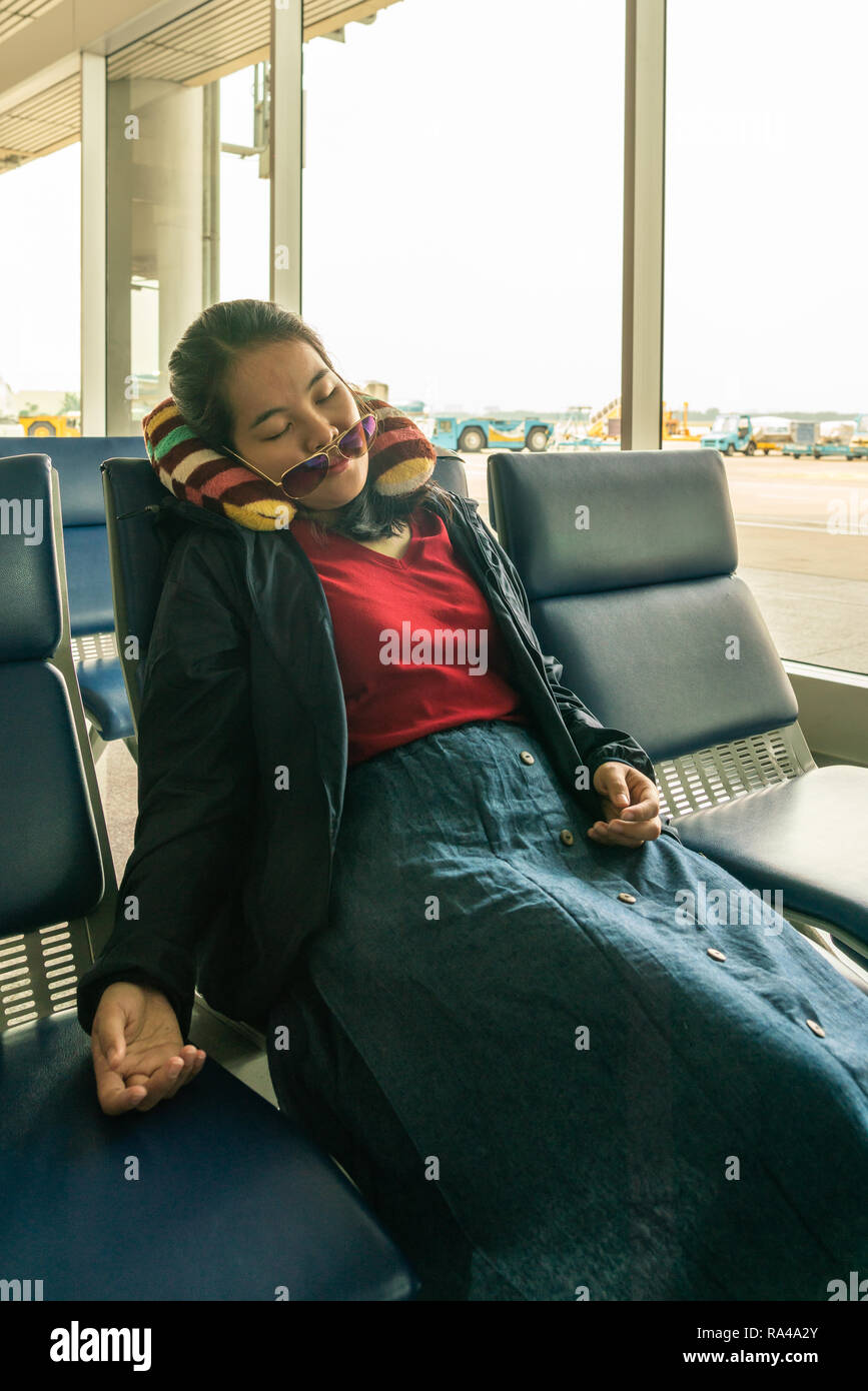 Exhausted traveler airport hi-res stock photography and images - Alamy