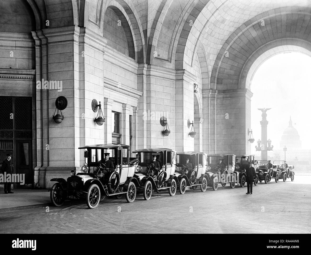 Union station taxi cab stand hi-res stock photography and images - Alamy