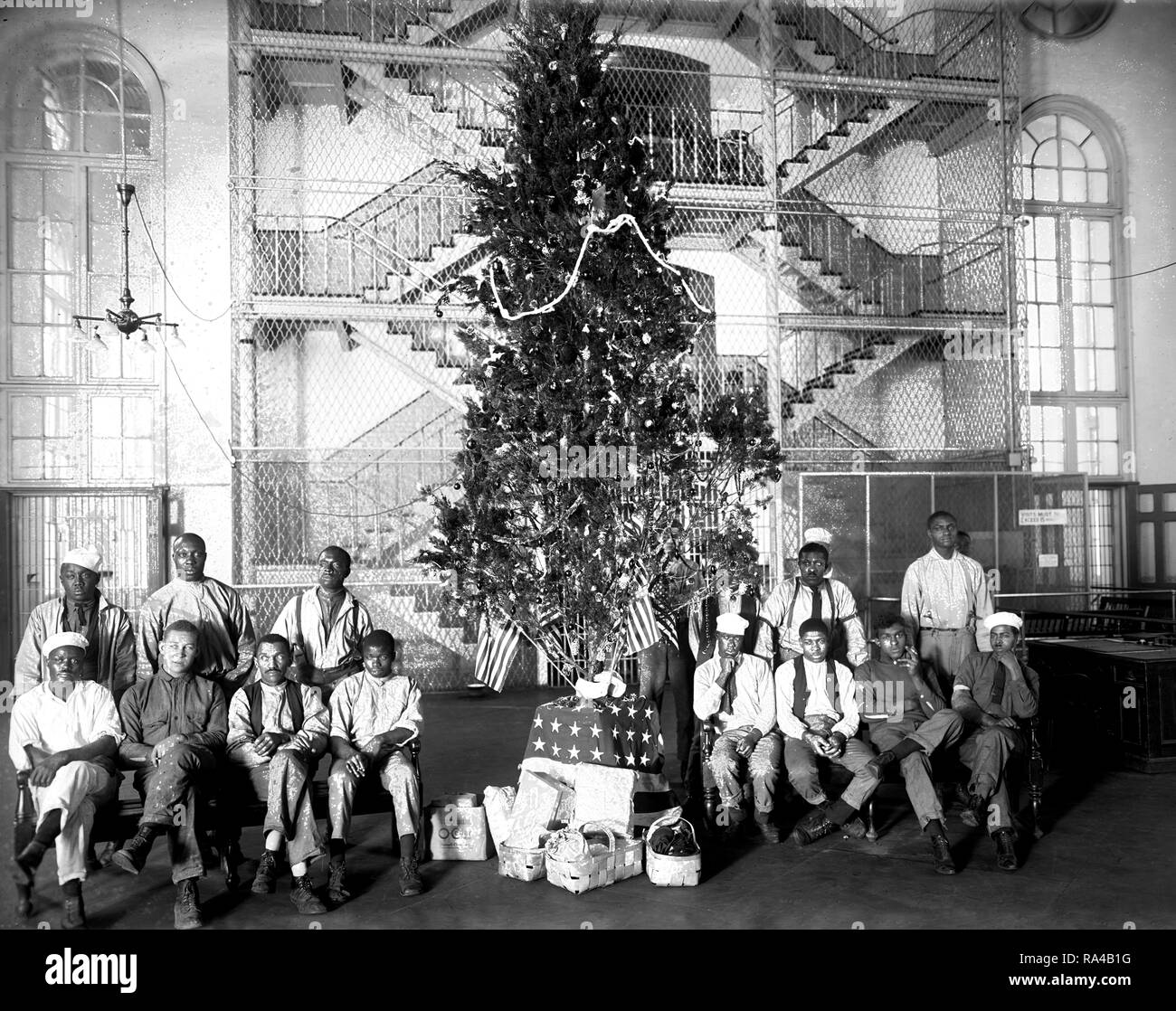 Prisoners in jail with christmas tree hi-res stock photography and ...