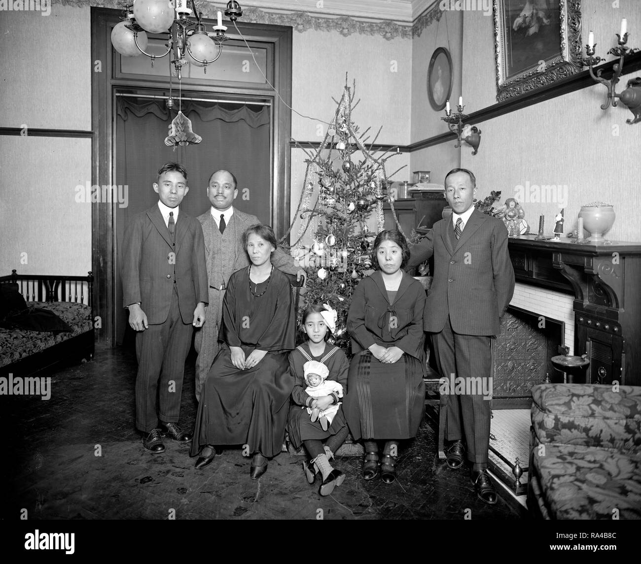 Christmas family tree 1920s hi-res stock photography and images - Alamy