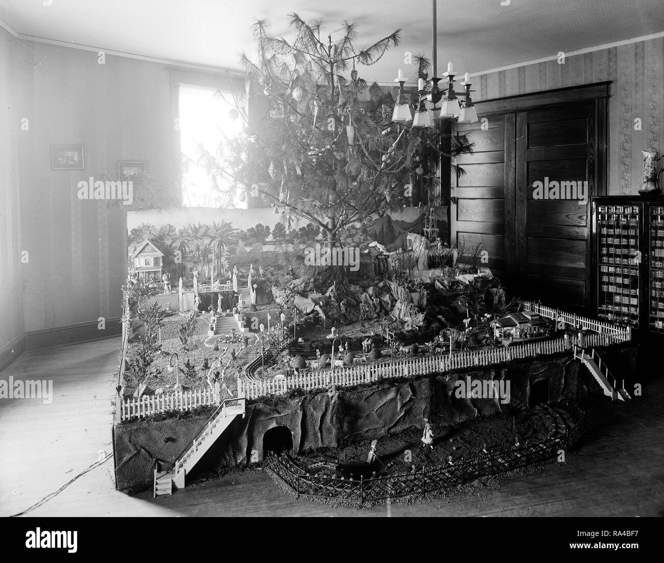 Early 1900s Christmas tree (ca. 1905-1945 Stock Photo - Alamy