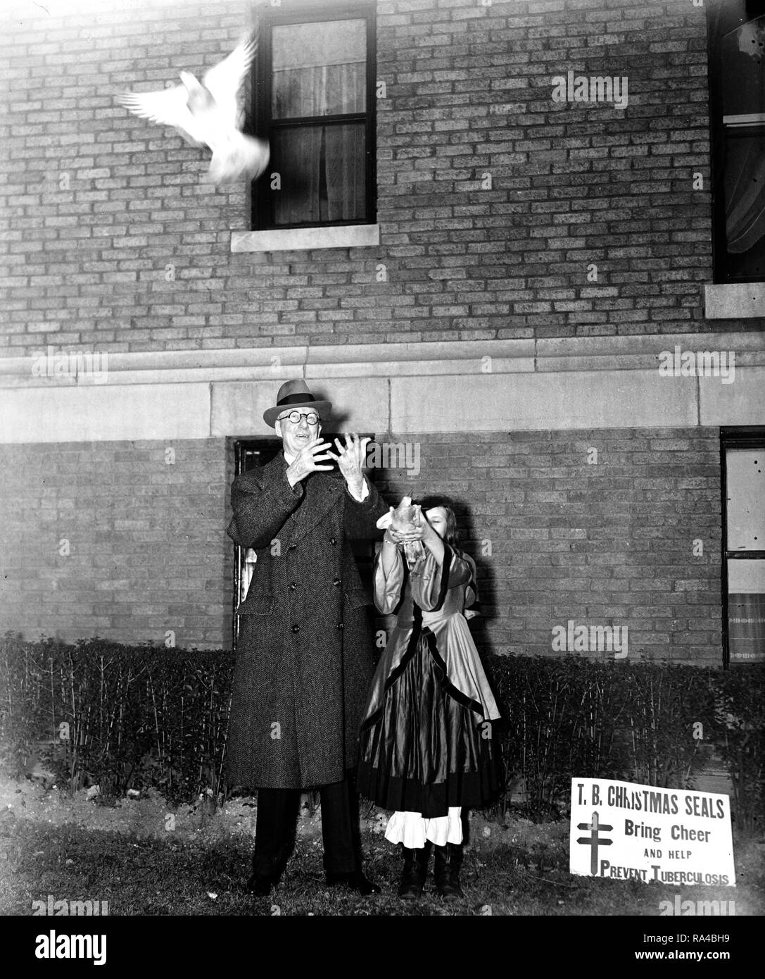 Man releasing birds 1930s 1930s bird release hi-res stock photography ...