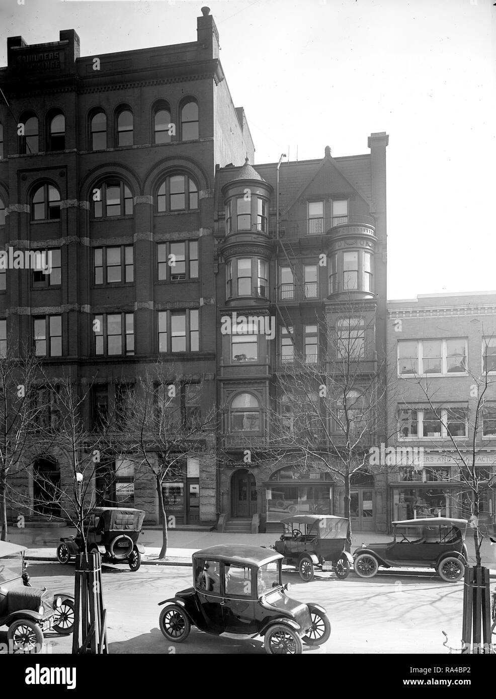 Automobiles parked on city street ca. early 1900s Stock Photo - Alamy