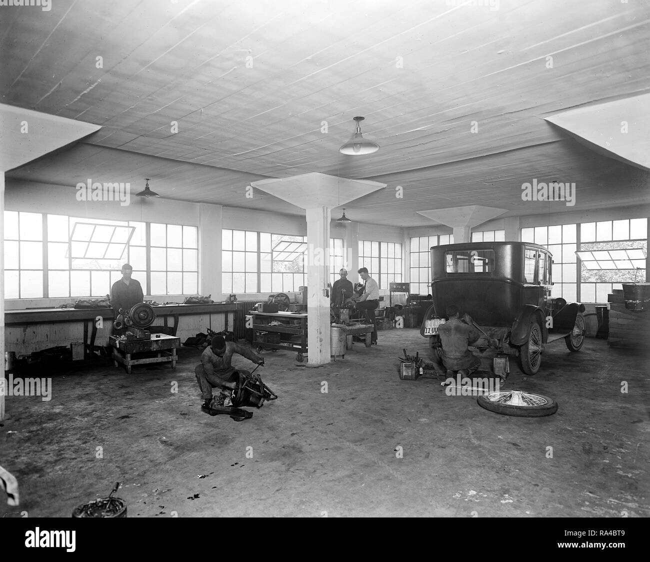 Oakland Automobile dealership garage and mechanics ca. early 1900s ...