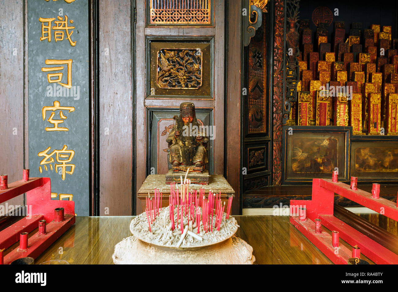 Altar of ancestors at Yap Kongsi Temple in George Town, Penang ...
