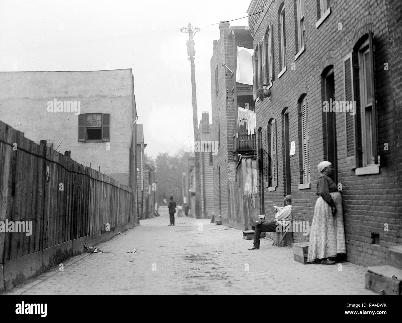 Alley in an urban United States slum area ca. 1914 Stock Photo - Alamy