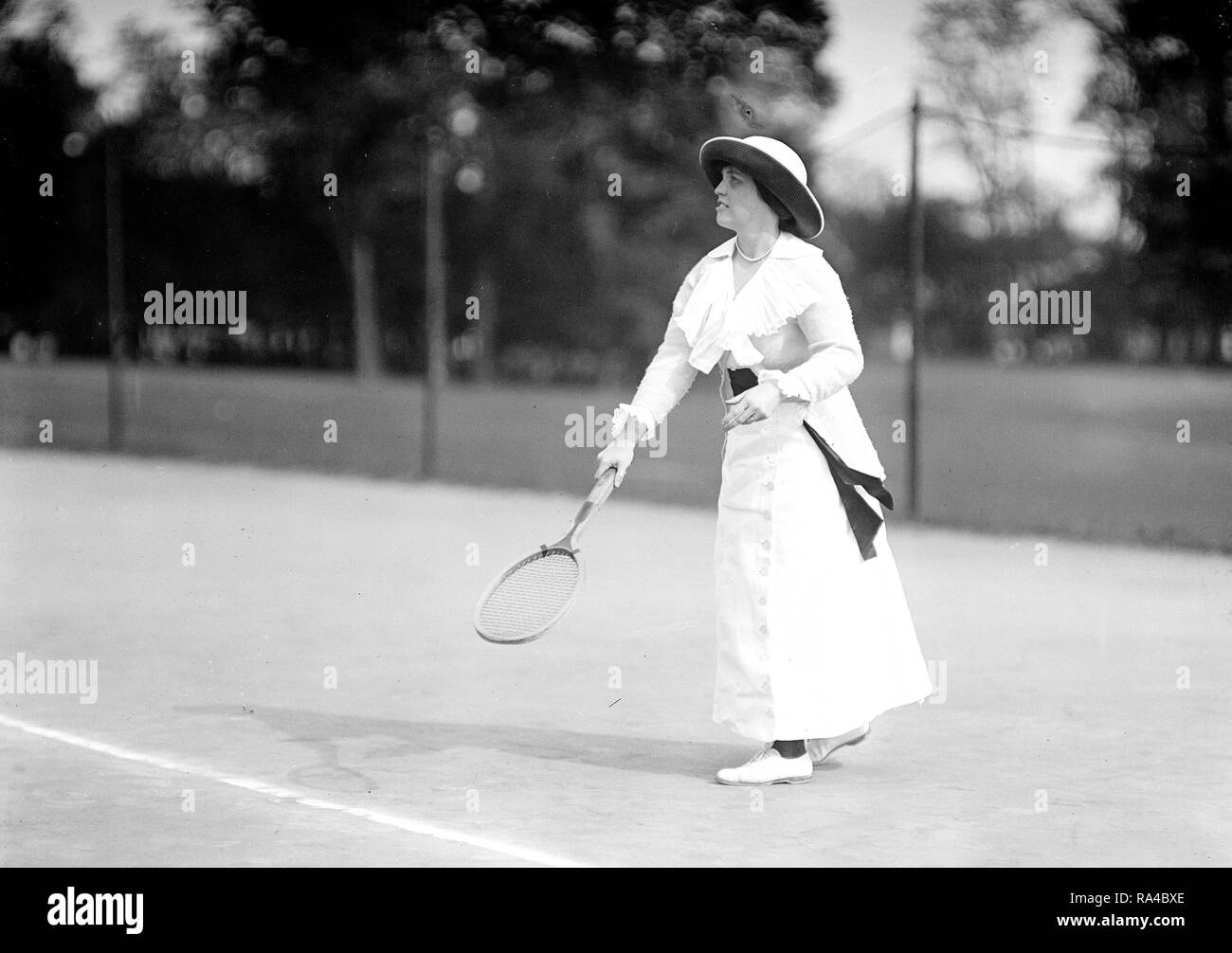 Early 1900s female tennis player hi-res stock photography and images ...