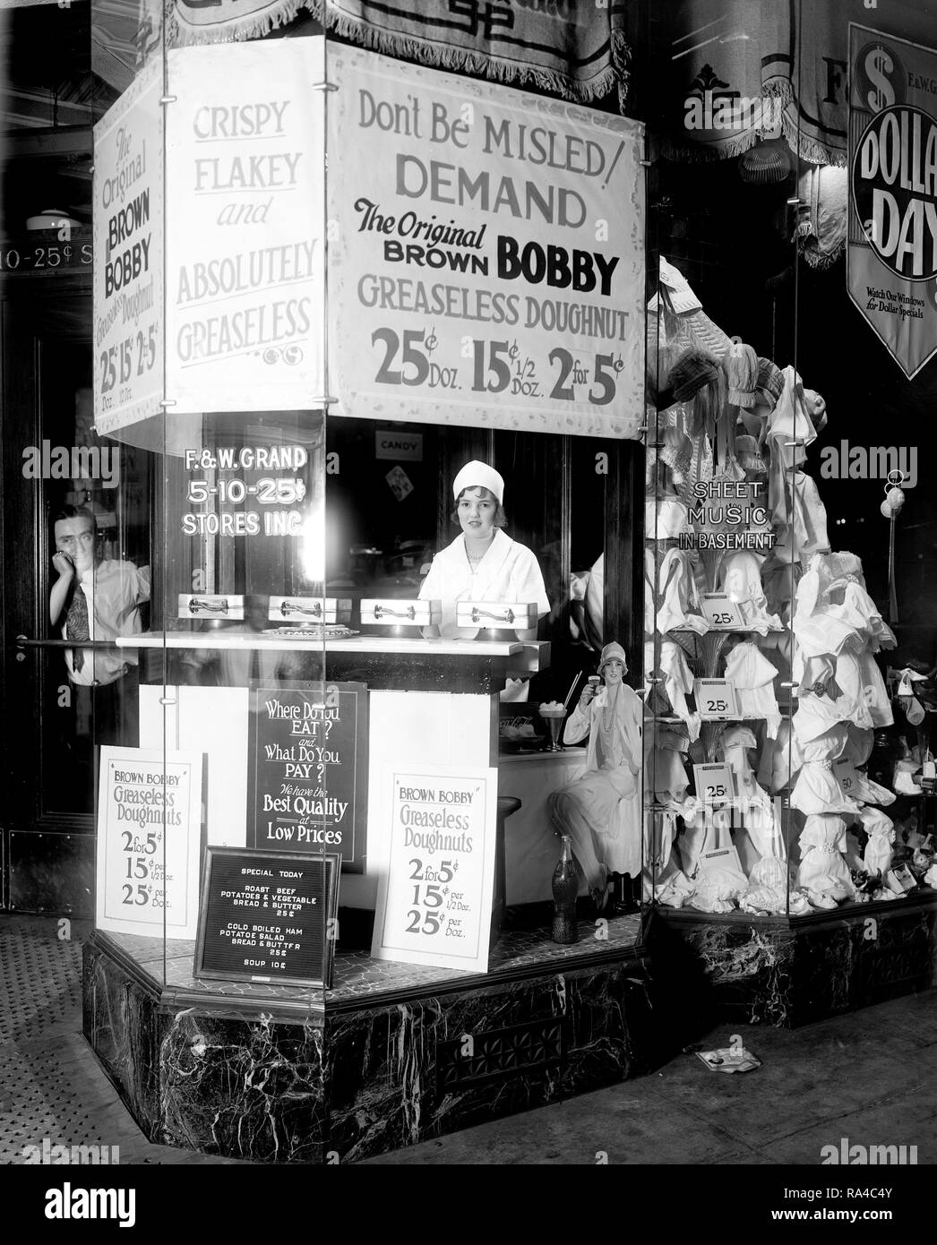 Vintage store worker hi-res stock photography and images - Alamy