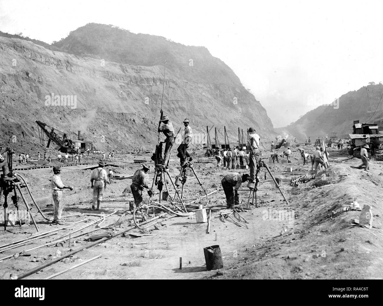 Panama canal construction workers hi-res stock photography and images ...