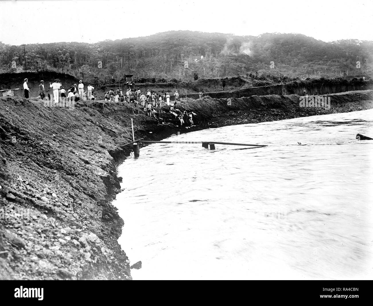 Construction of the panama canal hi-res stock photography and images ...