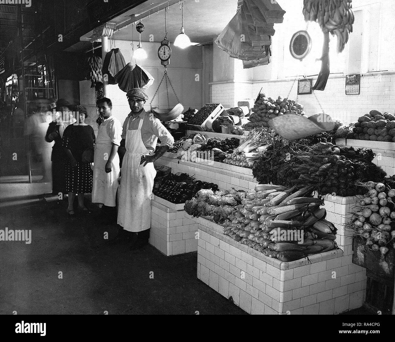 Early 1900s grocery store hi-res stock photography and images - Alamy