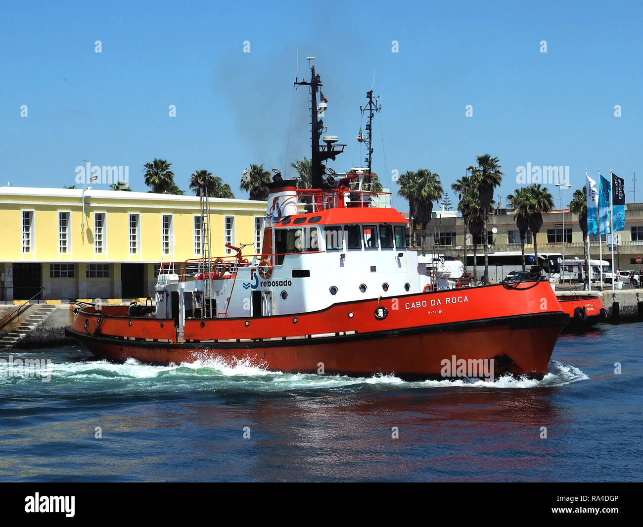 Push towing boat hi-res stock photography and images - Alamy