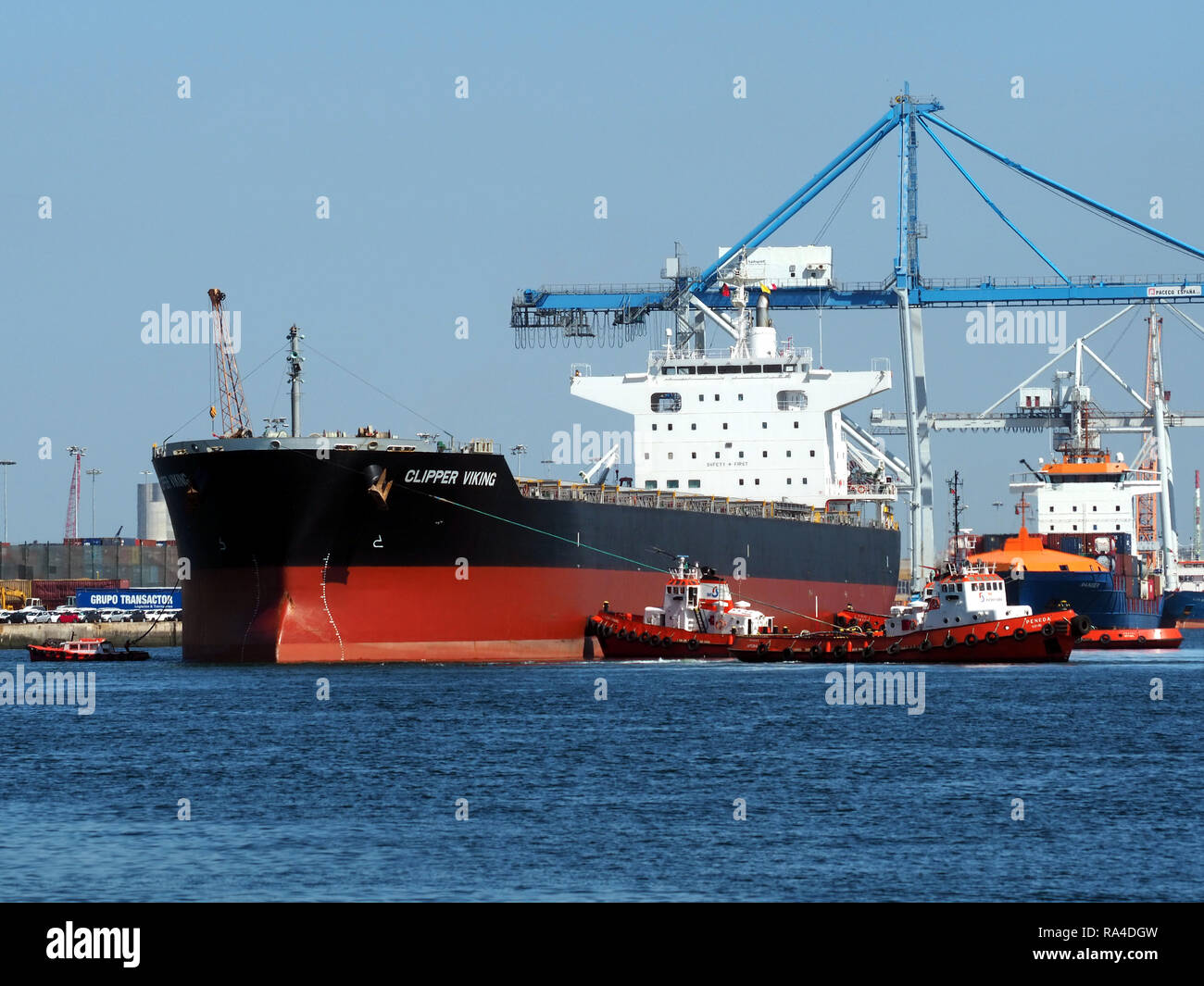 Bulk Cargo Ship Docking Stock Photo - Alamy