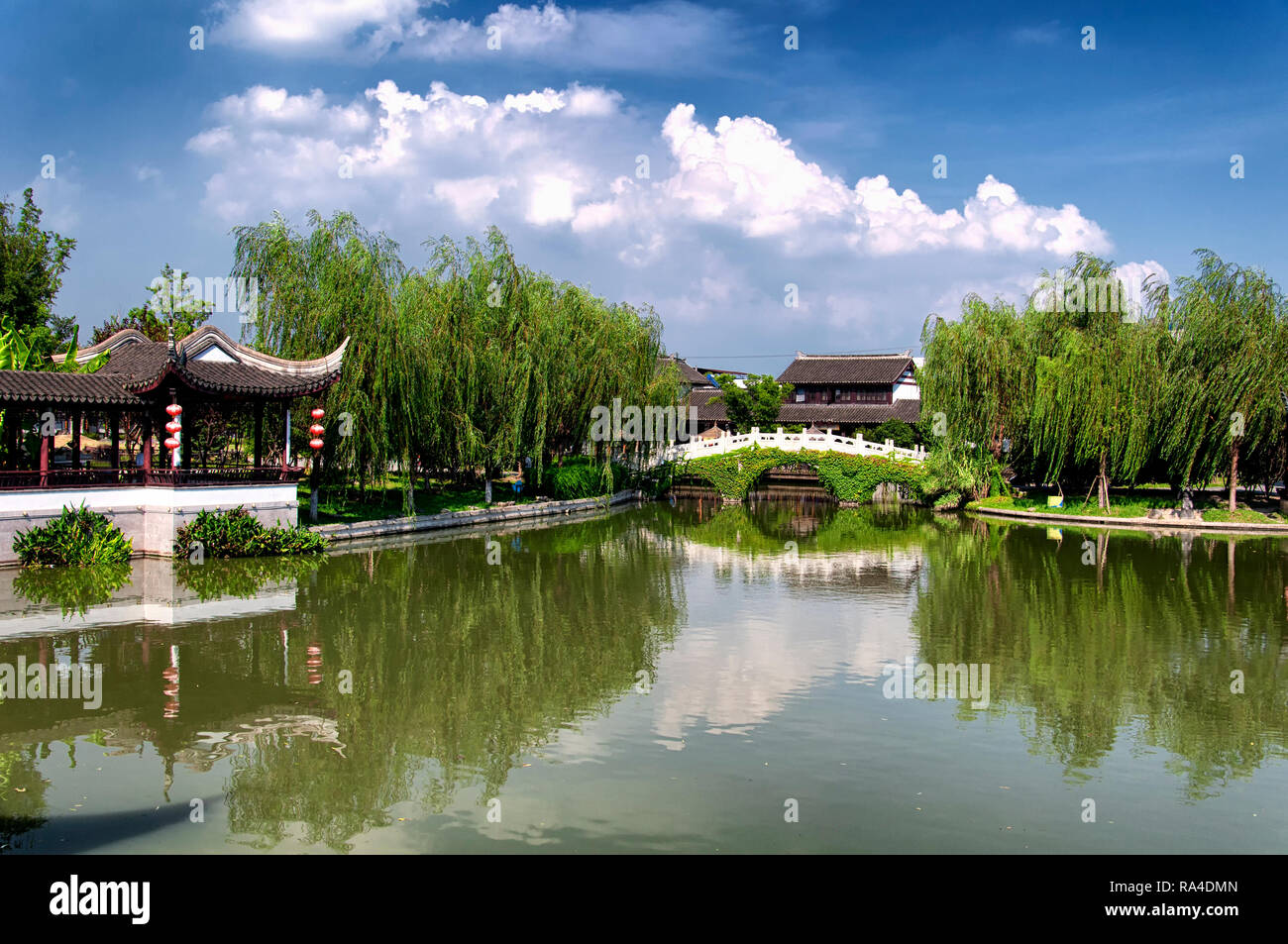 Red chinese buildings on a lake hi-res stock photography and images - Alamy