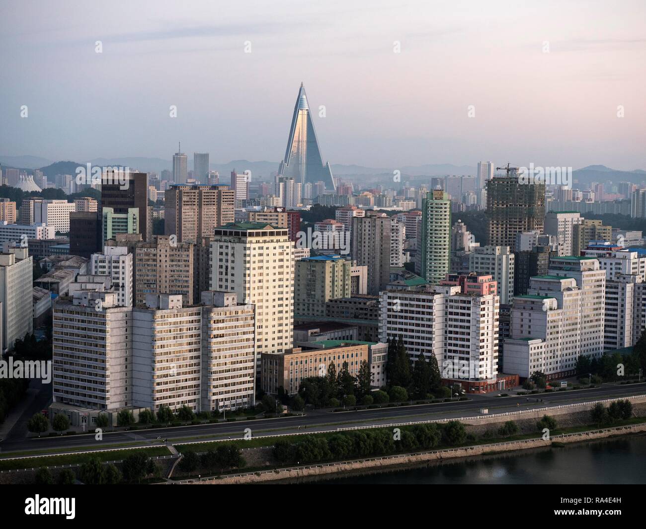 Metropolis skyline hi-res stock photography and images - Alamy