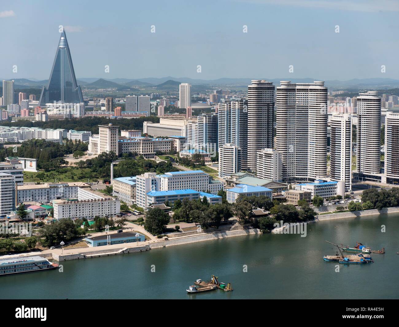 Taedong river skyline pyongyang north hi-res stock photography and ...