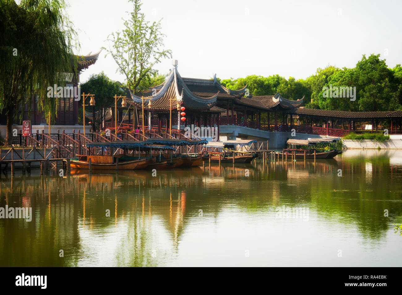 China traditional chinese wooden boats hi-res stock photography and ...