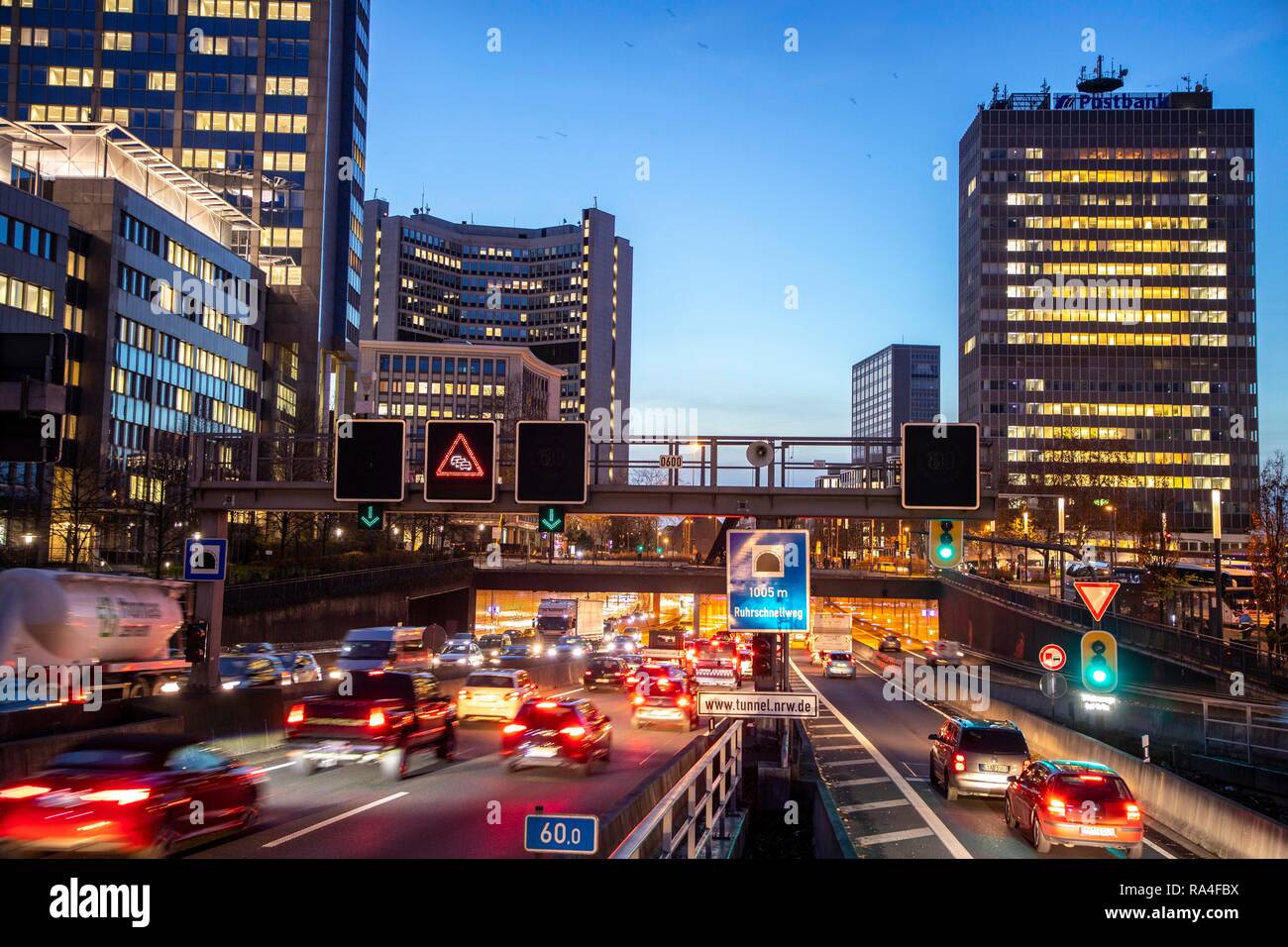 Autobahn A40, Ruhrschnellweg, in Essen, junction Essen-Zentrum, skyline ...