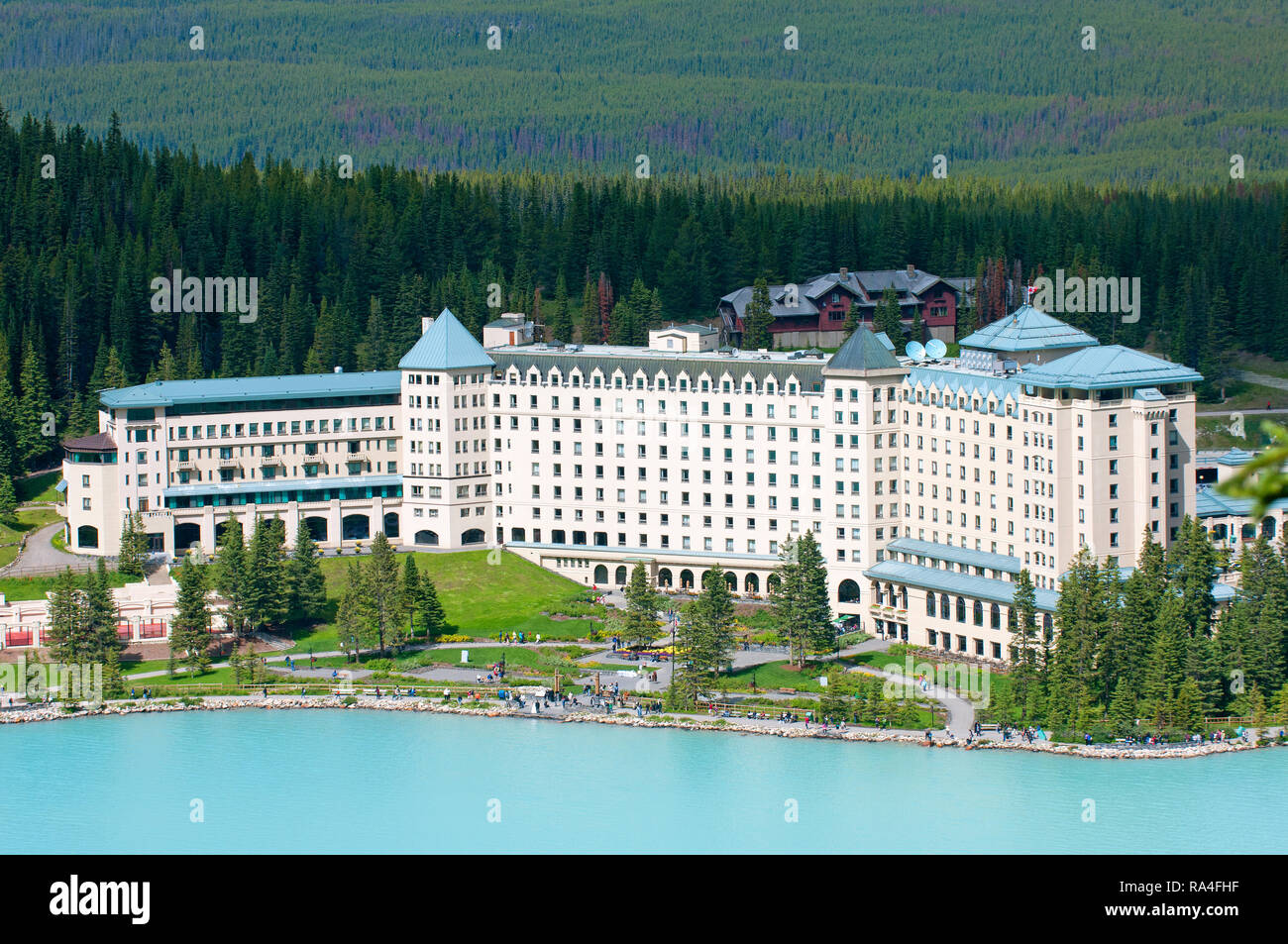 The luxurious Fairmont Chateau Lake Louise, Banff National Park, Rocky ...