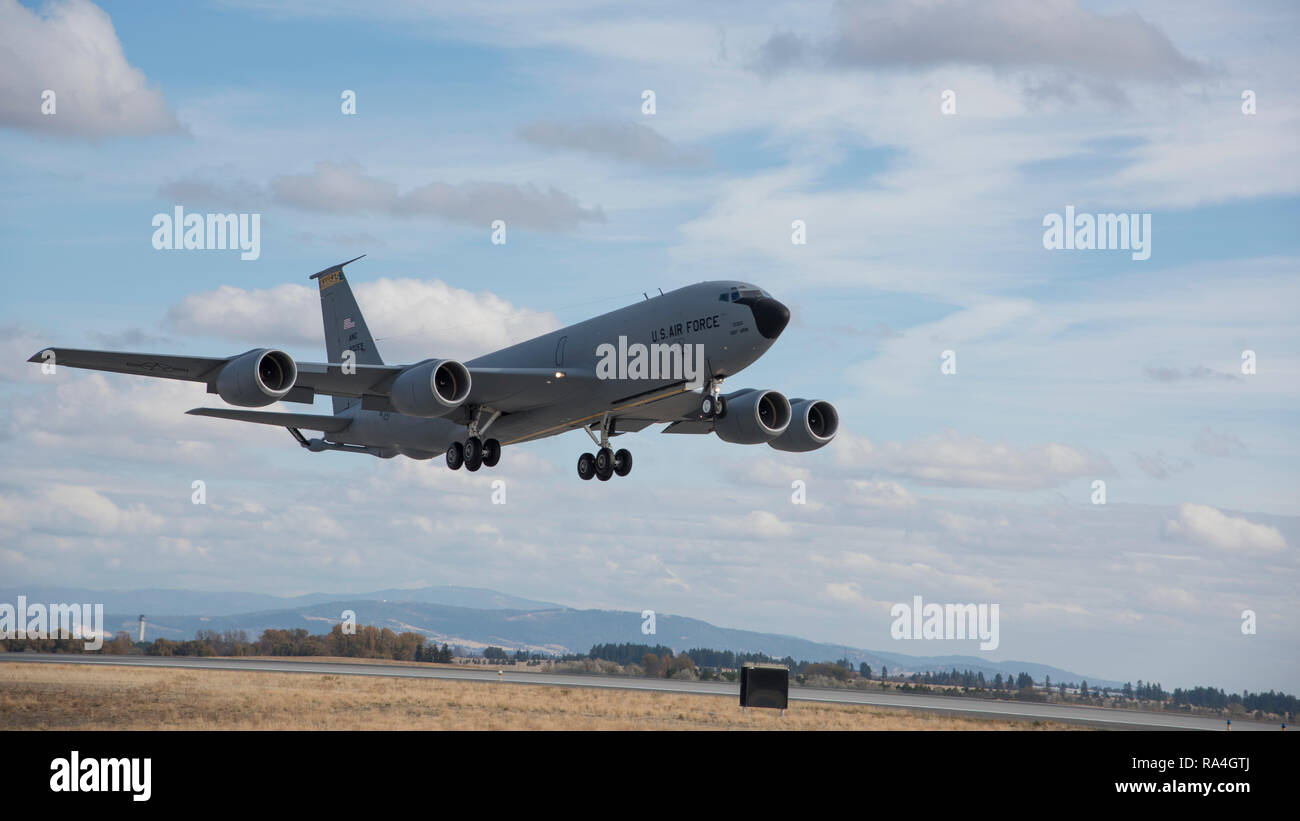 A Kansas Air National Guard 117th Air Refueling Squadron KC-135 ...
