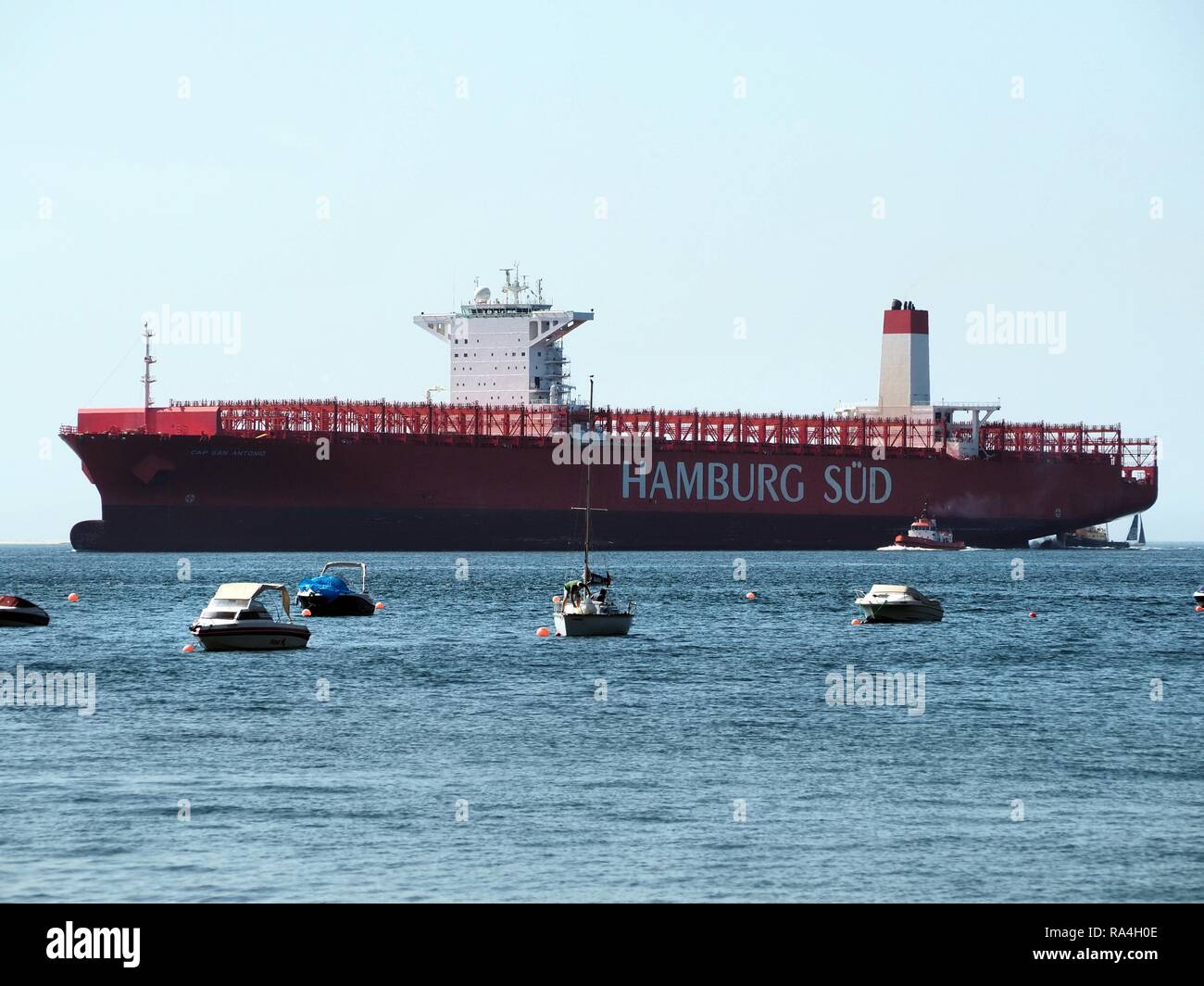 Tugs, container ship hi-res stock photography and images - Alamy