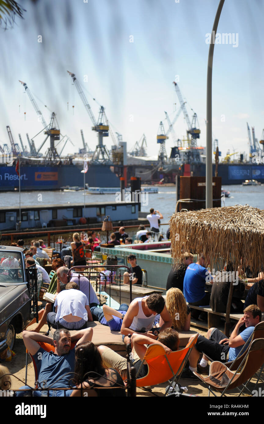 Hamburg people drinking at beach bar hi-res stock photography and ...
