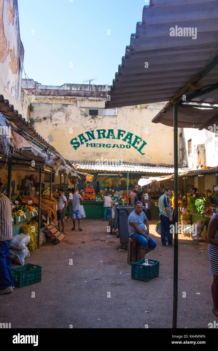San Rafael market scene in havana cuba Stock Photo - Alamy