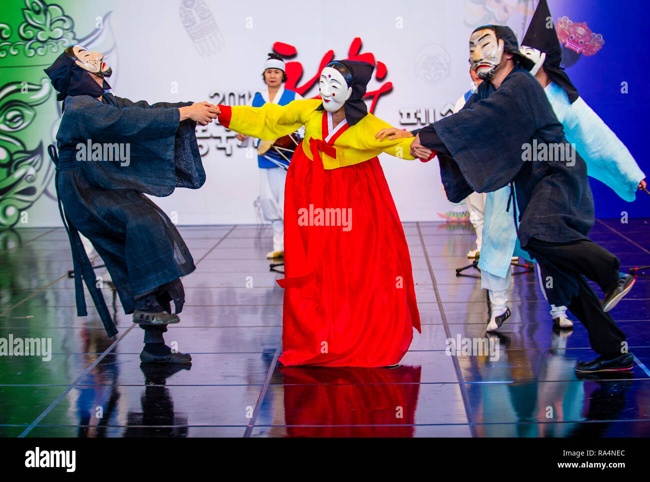 Actors performing the traditinal Korean Maskdance at Andong South Korea ...