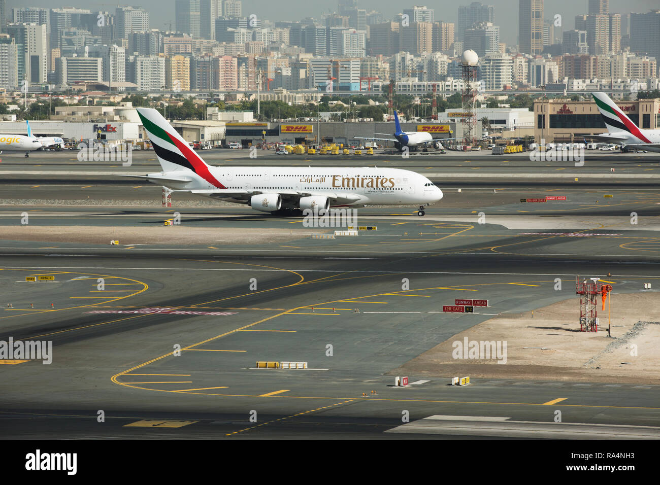 Emirates flight hi-res stock photography and images - Alamy