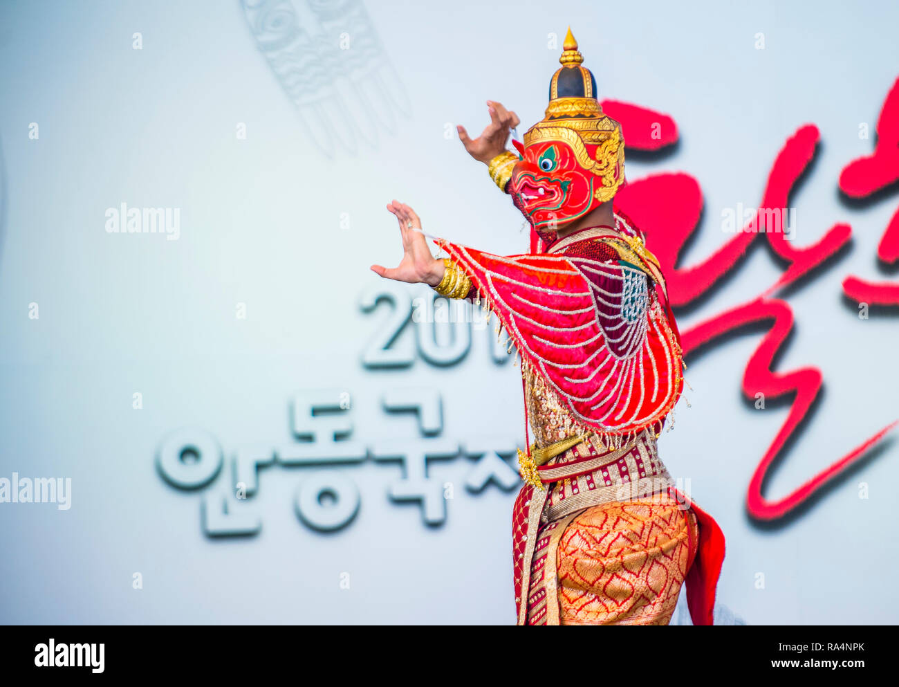 Thai dancer performing the traditinal Thai Khon dance at the Mask dance ...