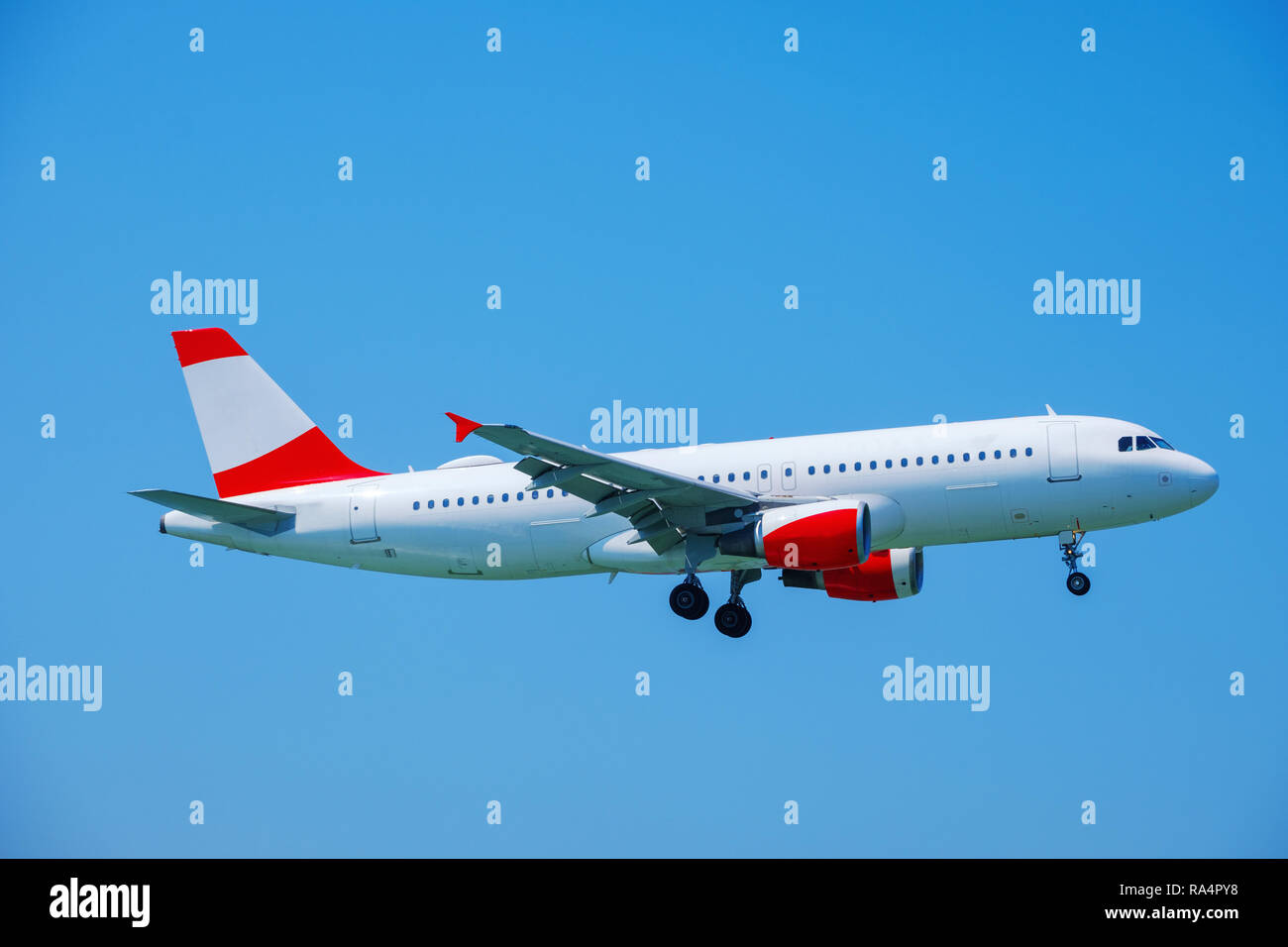 Passenger plane flying hi-res stock photography and images - Alamy