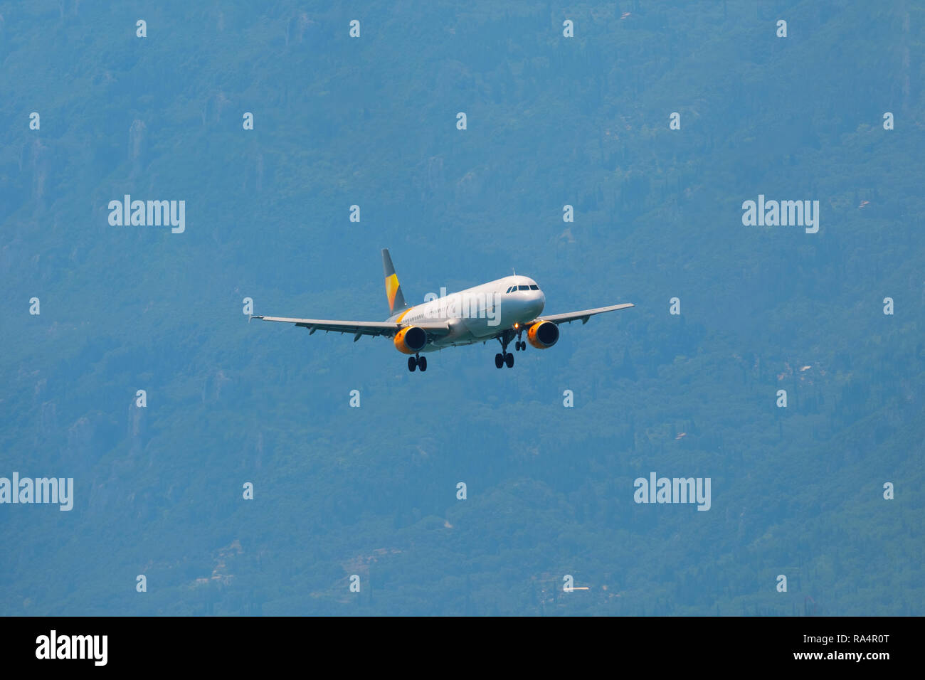 Passenger plane flying hi-res stock photography and images - Alamy