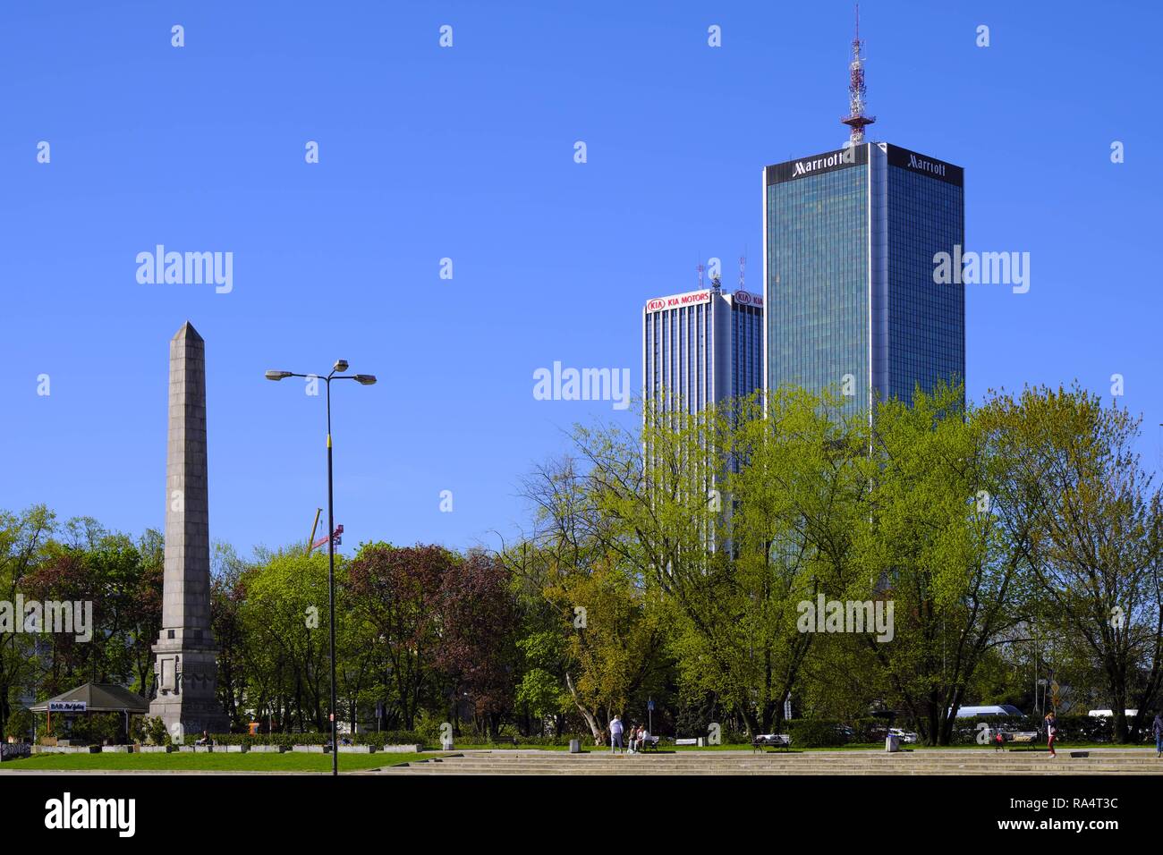 Polska, Warszawa - Srodmiescie - wiezowce centrum Warszawy - obelisk ...