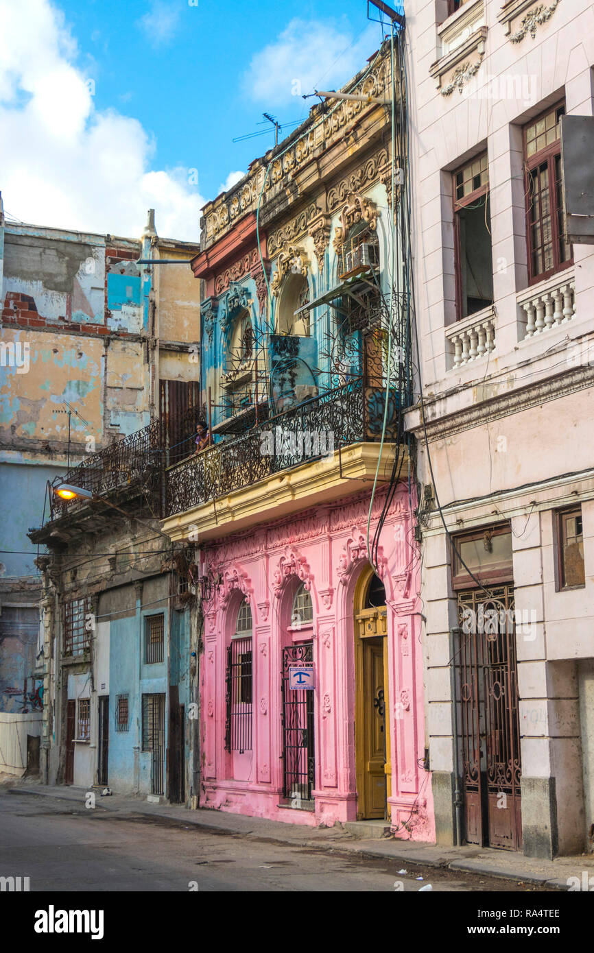 Run down building havana hi-res stock photography and images - Alamy