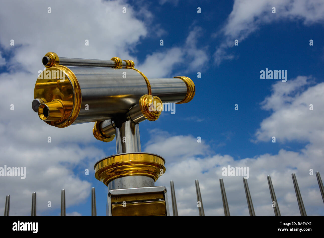 sightseeing Telescope looking into the sky view Stock Photo - Alamy