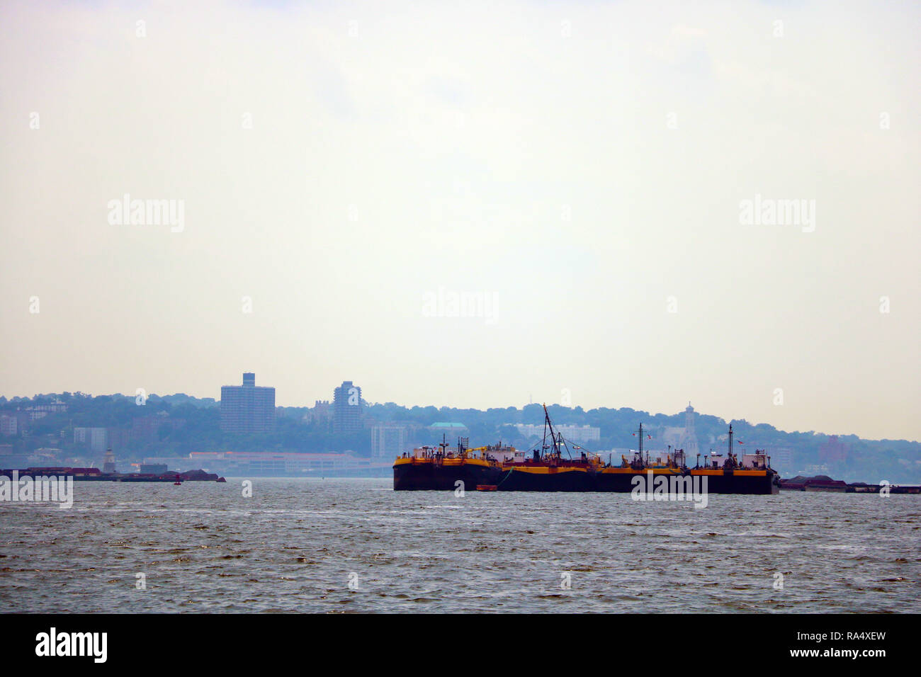New york port container ship hi-res stock photography and images - Alamy