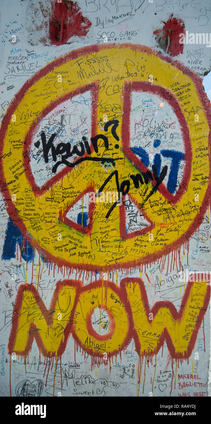 Peace now sign hi-res stock photography and images - Alamy