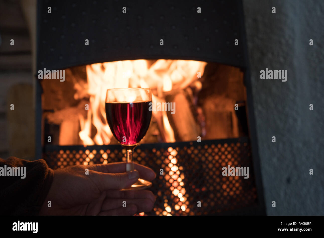 Log cabin christmas interior hi-res stock photography and images - Alamy