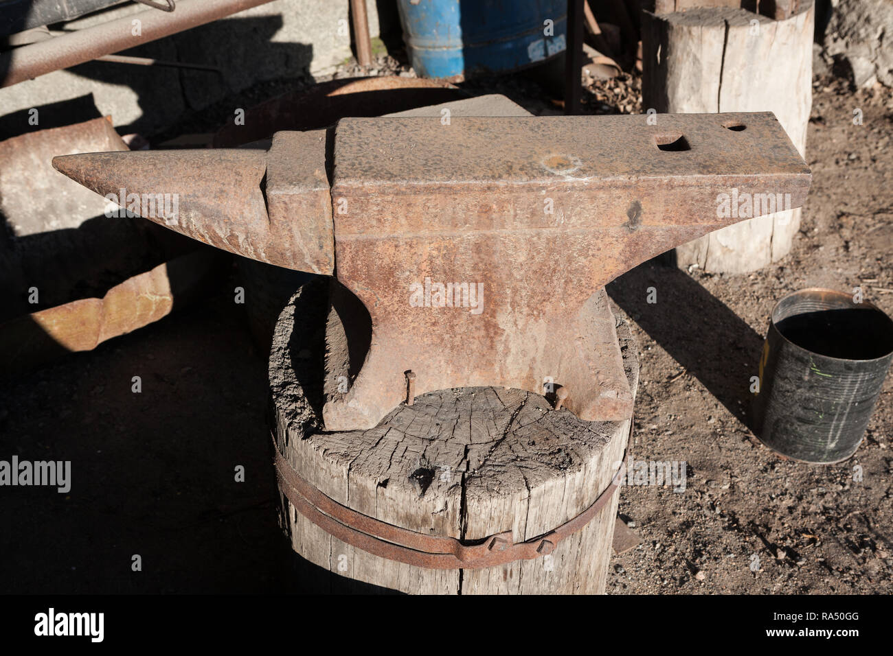 Antique anvil hi-res stock photography and images - Alamy