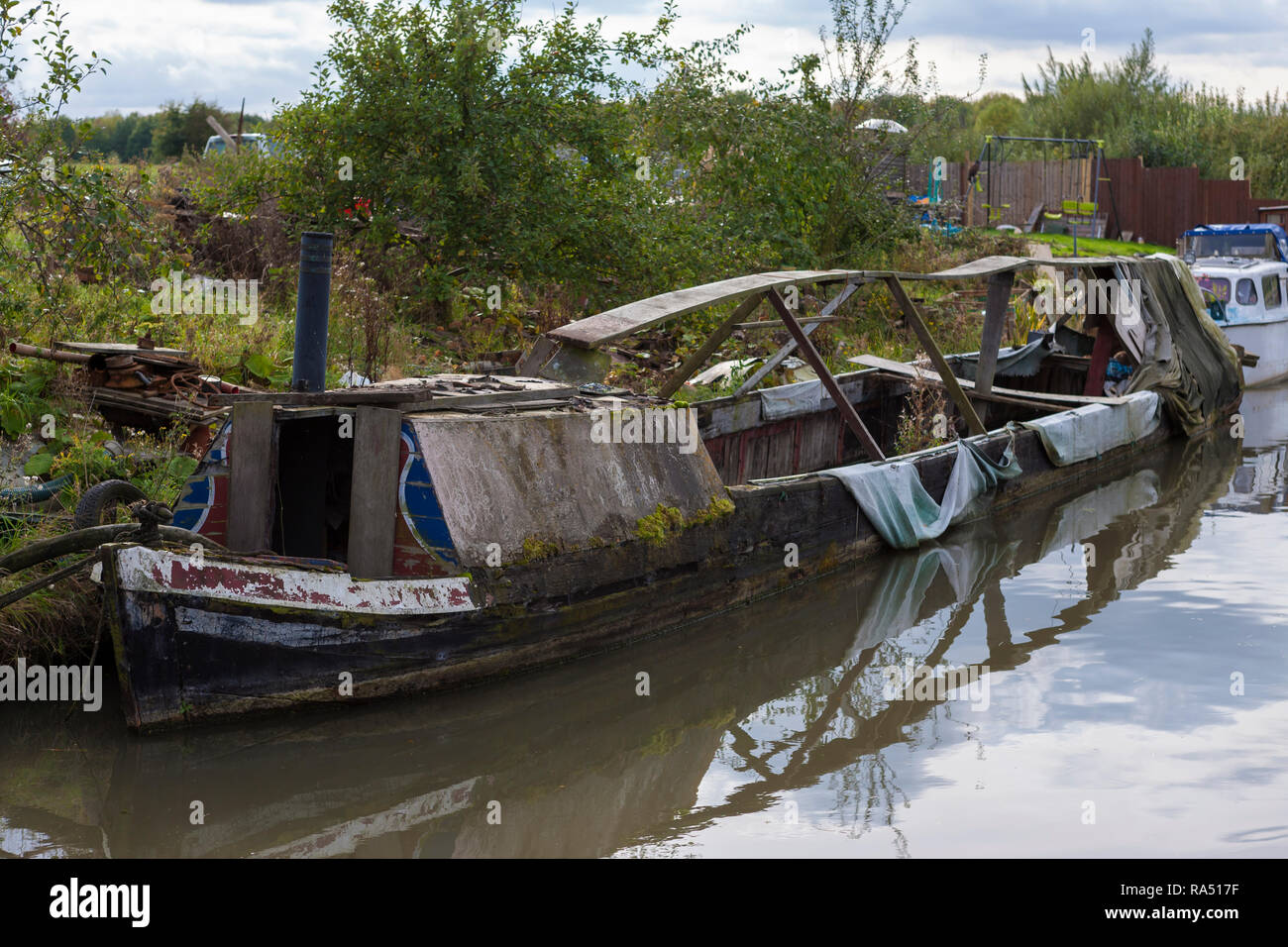 Abandoned derelict barge uk hi-res stock photography and images - Alamy