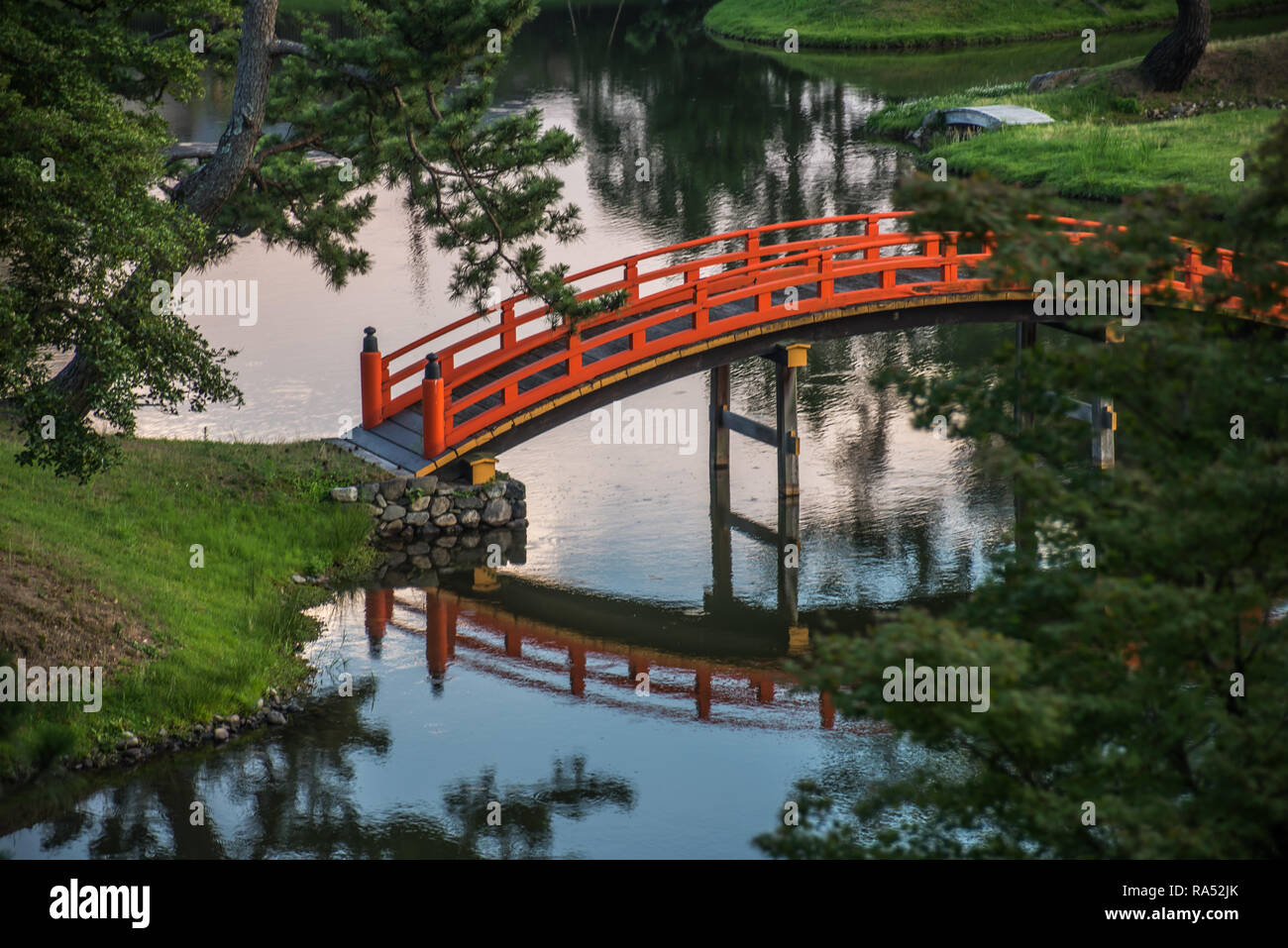 Curved bridge hi-res stock photography and images - Alamy