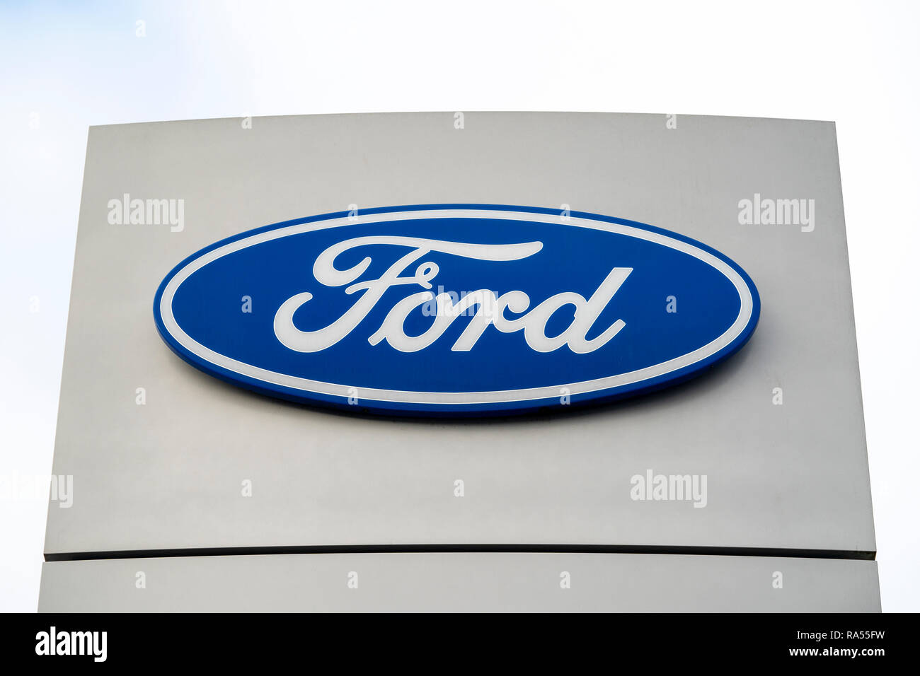 Ford blue oval logo hi-res stock photography and images - Alamy