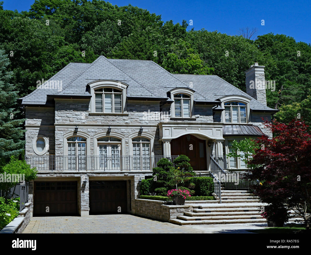 Modern mansion house stone hi-res stock photography and images - Alamy