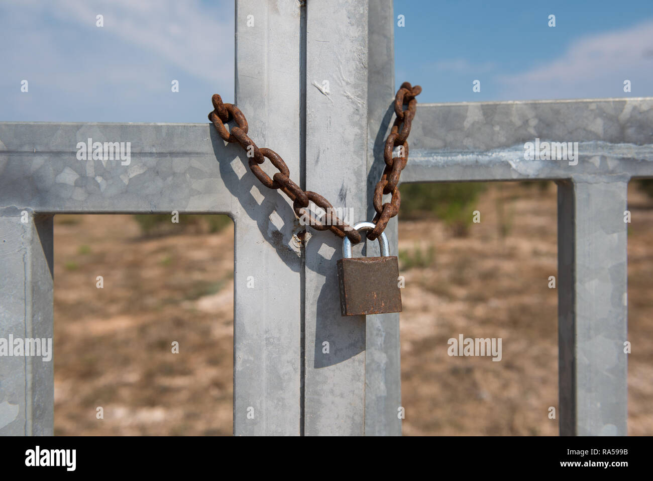 Old chain lock hi-res stock photography and images - Alamy