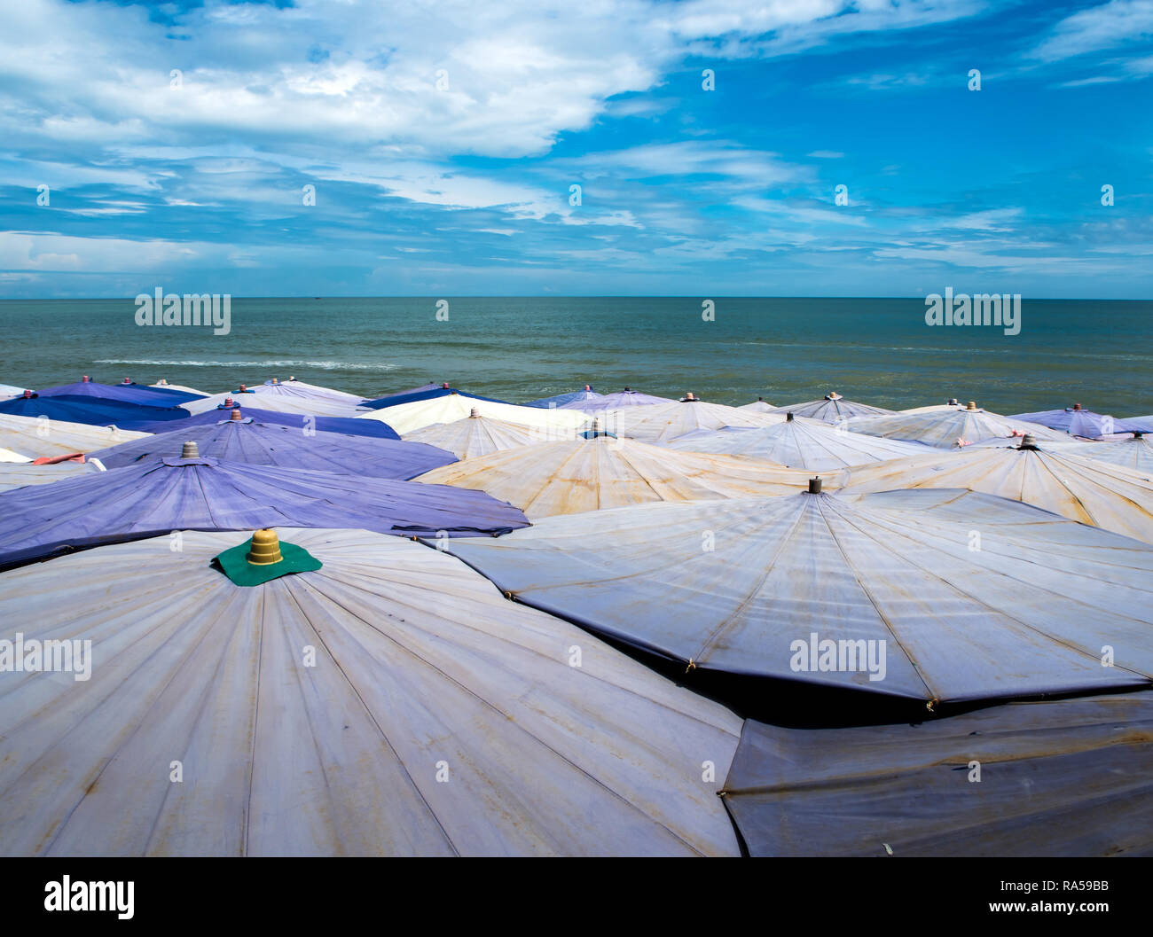 Large outdoor shade umbrella hi-res stock photography and images - Alamy
