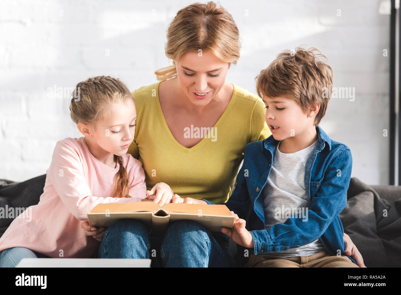 Children reading book together hi-res stock photography and images - Alamy
